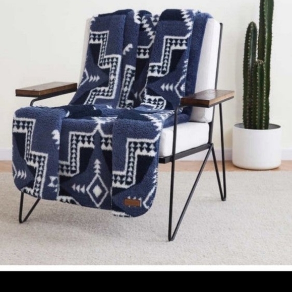 Pendleton | Bedding | Pendleton Sherpa Fleece Throw Black 5 In W X 70 ...